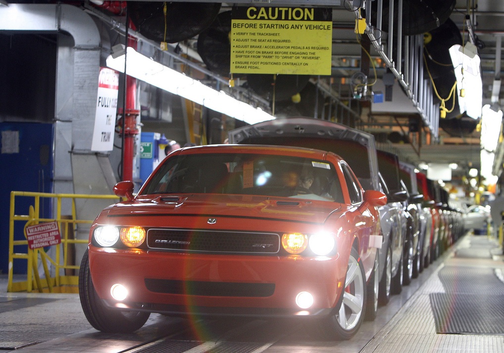 Video: Building Dodge Challengers in 20 Hours And Over 20 Miles ...