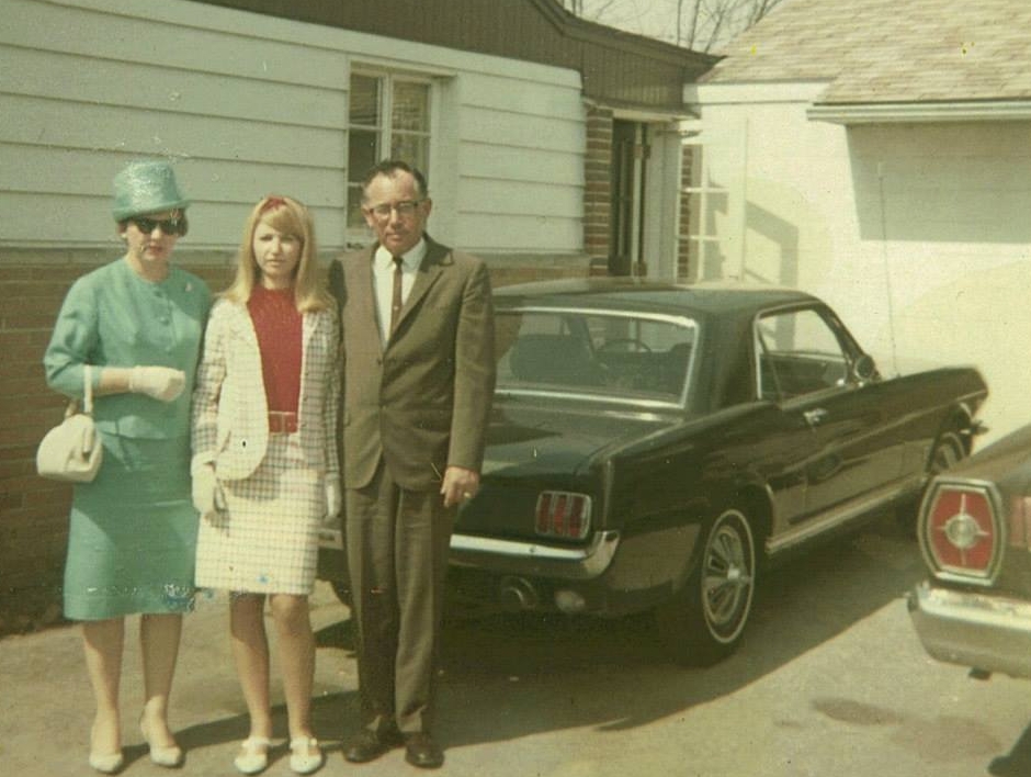 Mustang Girl Monday: Daphne Robbins-Norris Carrys On The Tradition